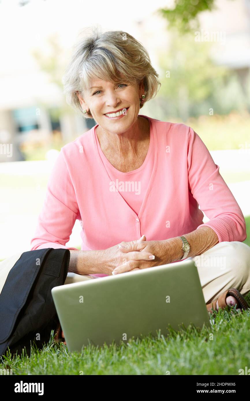 Seniors learning computers hi-res stock photography and images - Alamy
