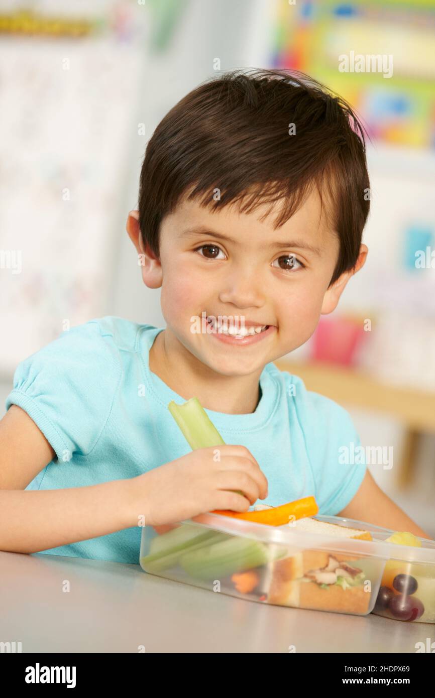 boy, eating, packed lunch, boys, eat, packed lunchs Stock Photo - Alamy