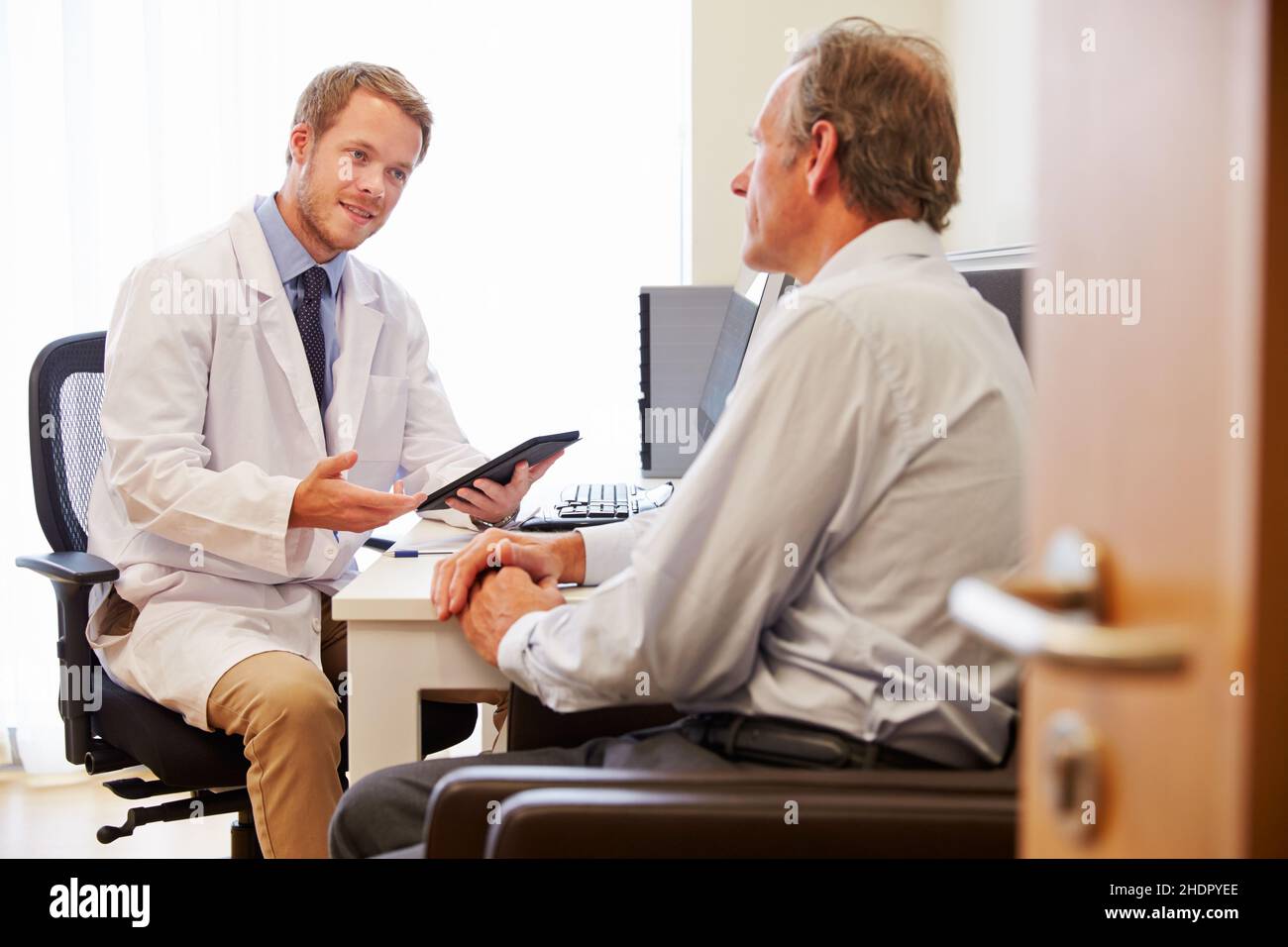 Doctors patient consultations hi-res stock photography and images - Alamy