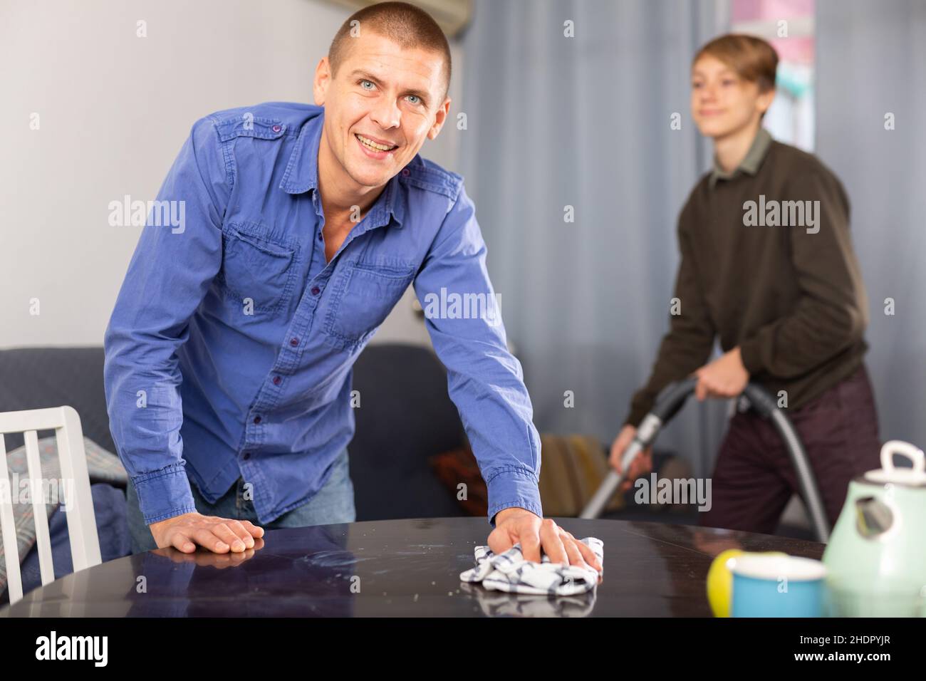 Man wipes the table at his home Stock Photo - Alamy