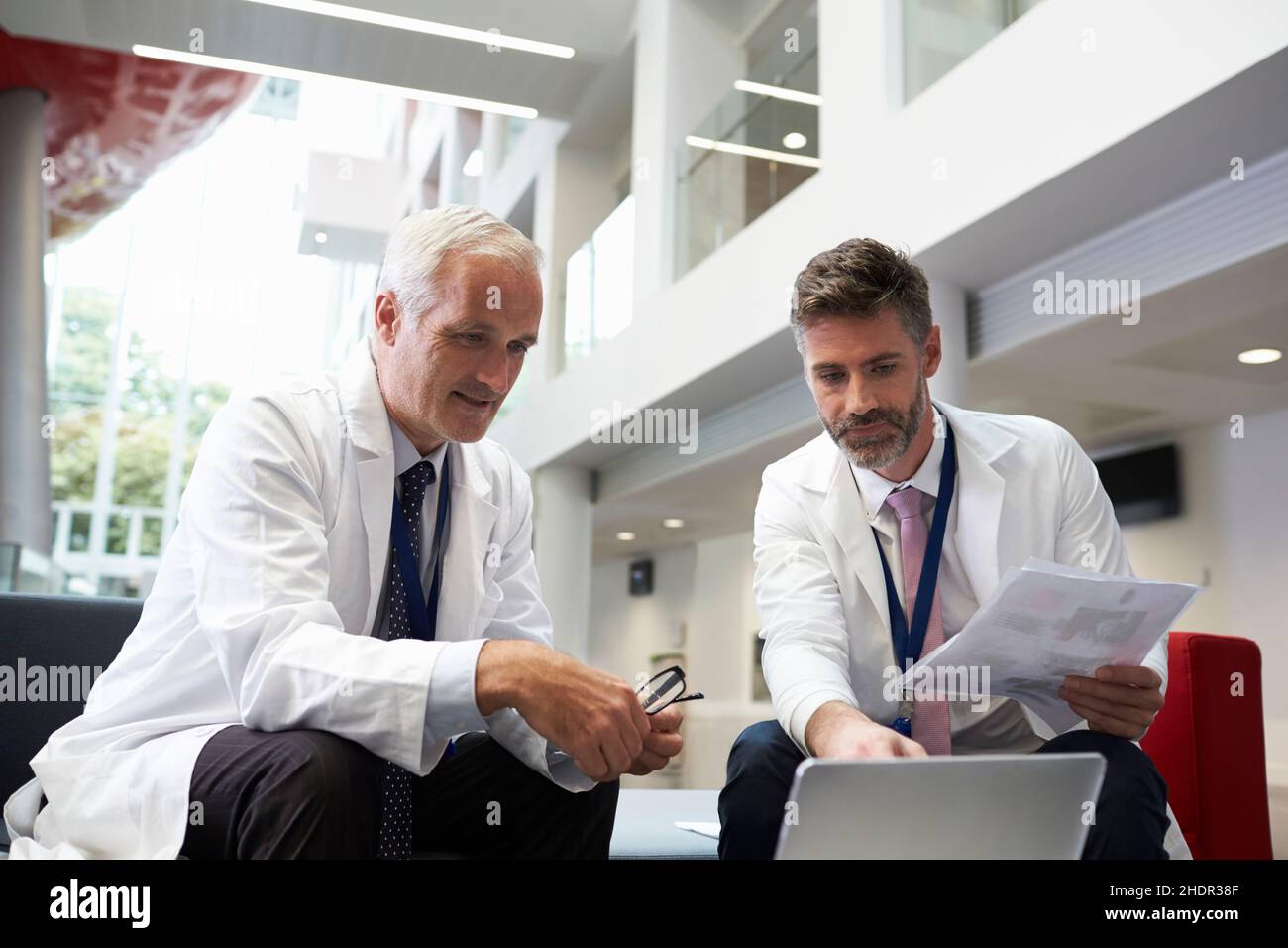 Physicians discussion hi-res stock photography and images - Alamy