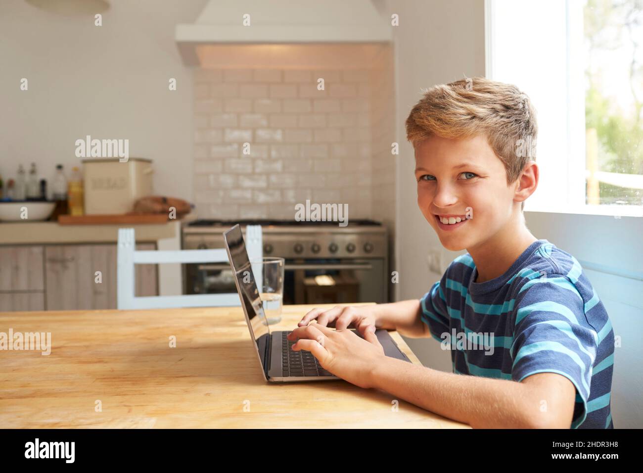 Children computers camera hi-res stock photography and images - Alamy