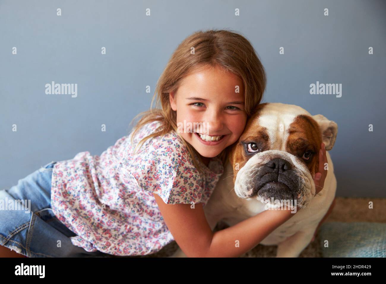 Girls with dogs hi-res stock photography and images - Alamy