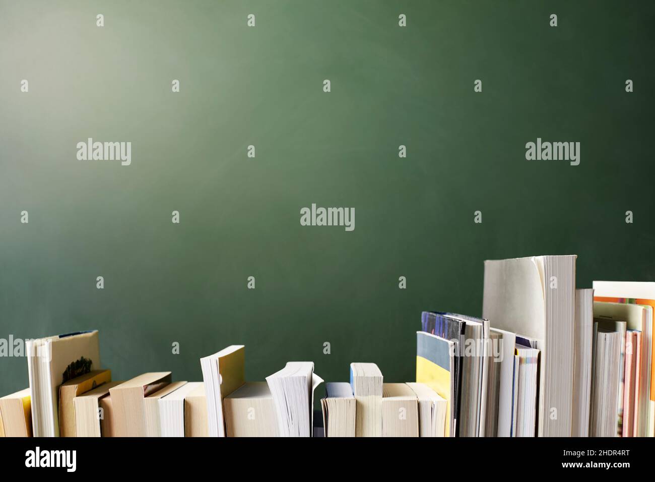 Books in line hi-res stock photography and images - Alamy