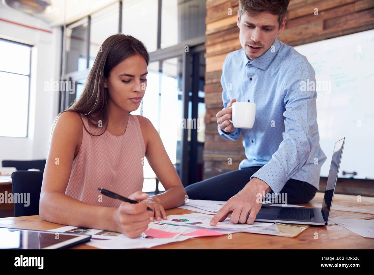 explaining, writing, colleagues, colleague Stock Photo - Alamy