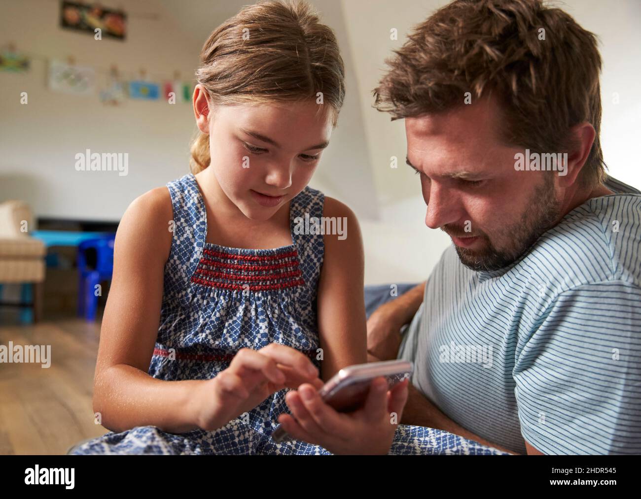 father, using, daughter, mobile, media consumption, dad, fathers ...