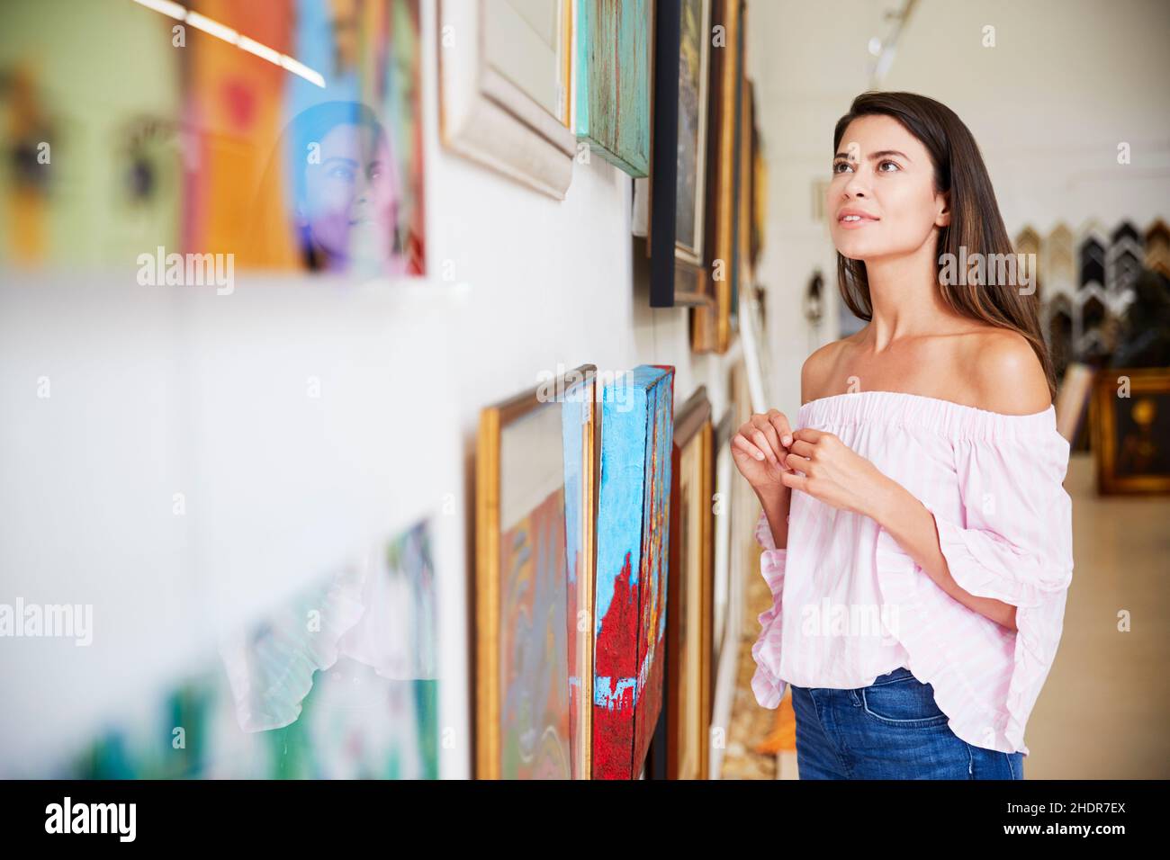 Woman and art gallery hi-res stock photography and images - Alamy