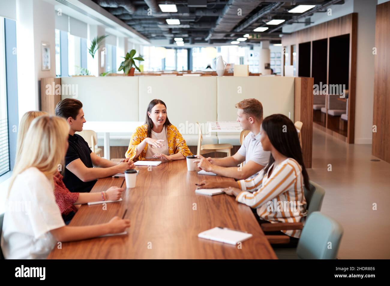explaining, colleagues, brainstorming, colleague Stock Photo - Alamy