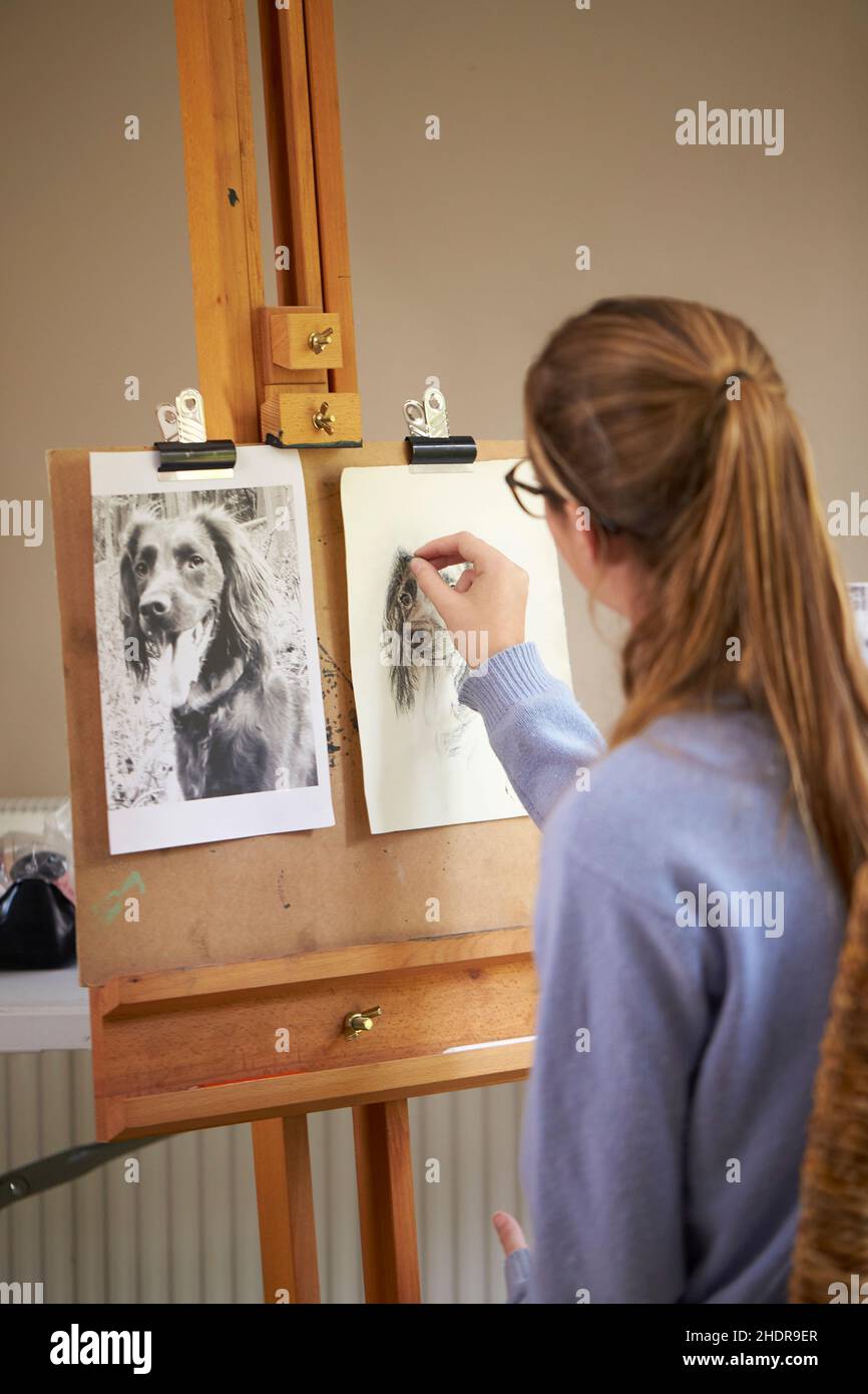 Artist behind an easel hi-res stock photography and images - Alamy