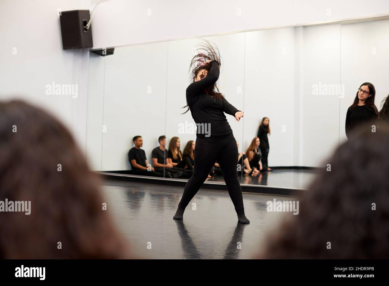 watching, modern dance, dance class, modern dances Stock Photo - Alamy
