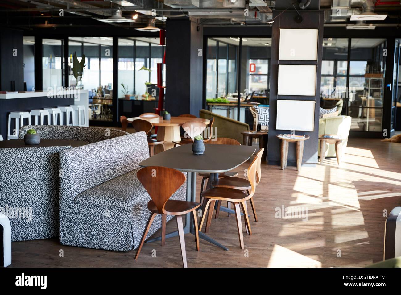Lounges cafes hi-res stock photography and images - Alamy