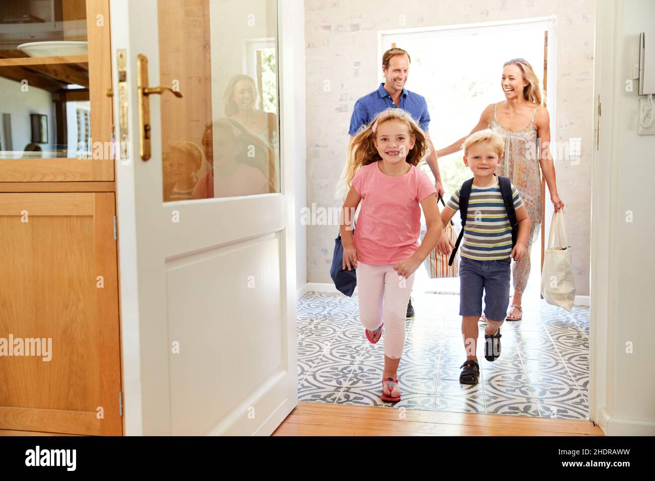 home, family, arriving, homes, families, arrive Stock Photo - Alamy