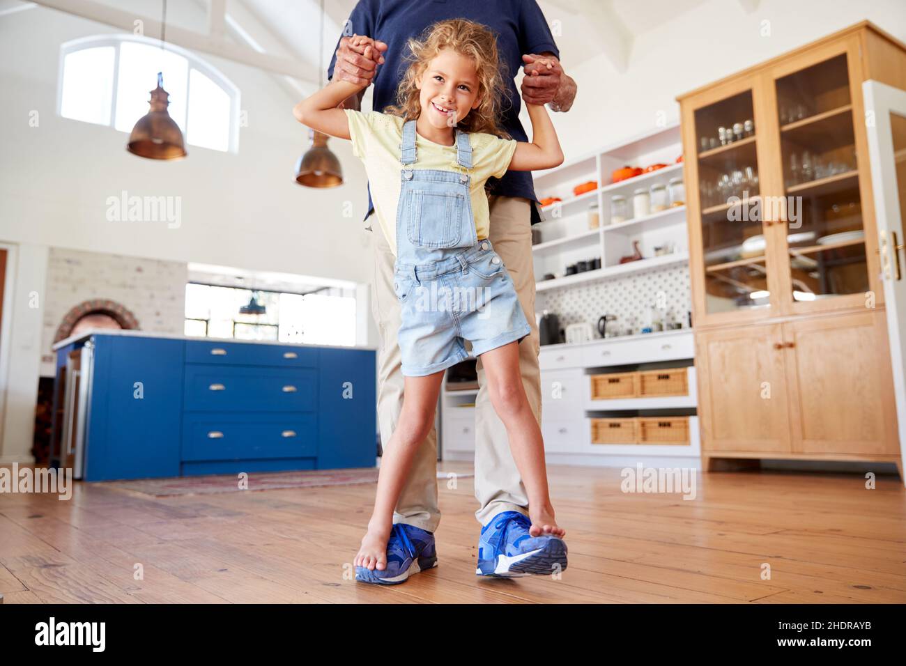 Kids helping old people hi-res stock photography and images - Alamy