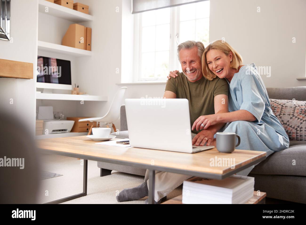 Old couple chatting online video hi-res stock photography and images ...