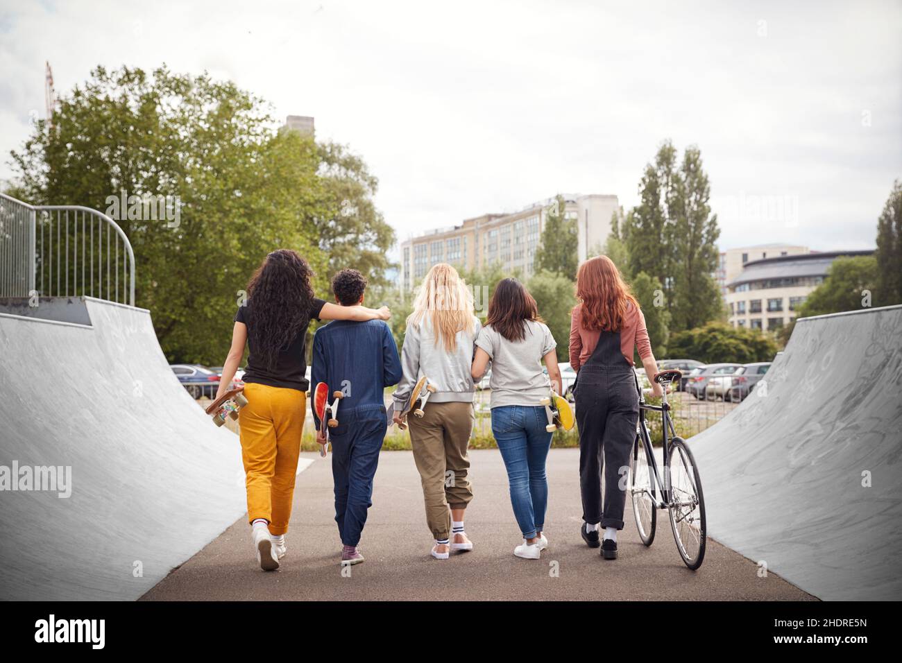 on the move, urban life, friends, clique, skate park, on the moves ...