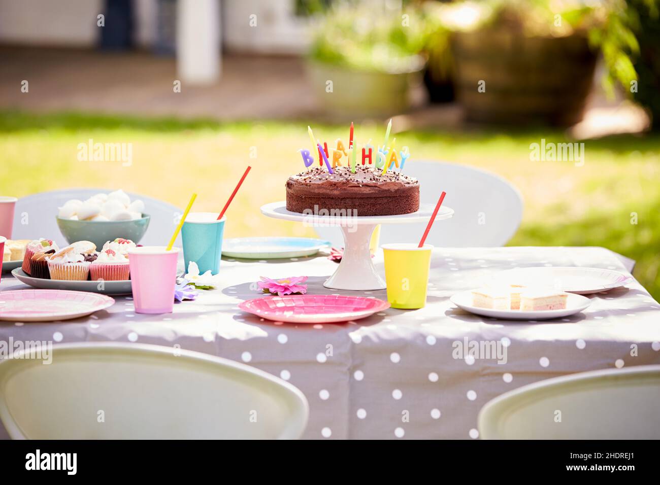 Birthday party setting cakes hi-res stock photography and images - Alamy