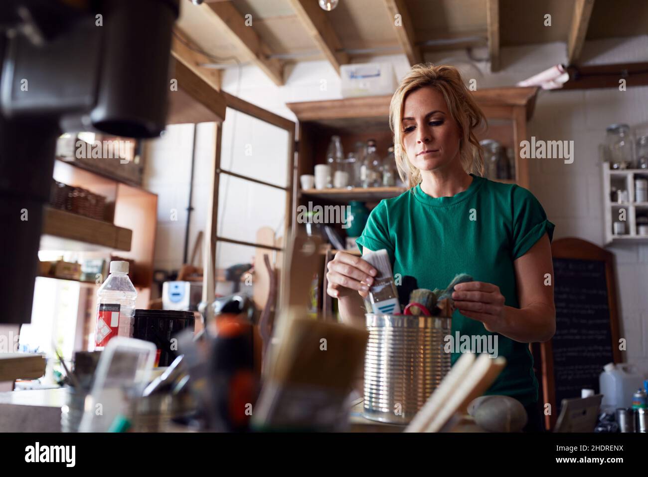 Women creatives hi-res stock photography and images - Alamy