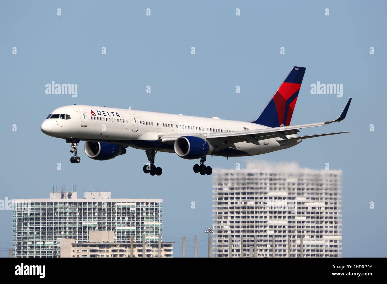 landing, delta air lines Stock Photo - Alamy