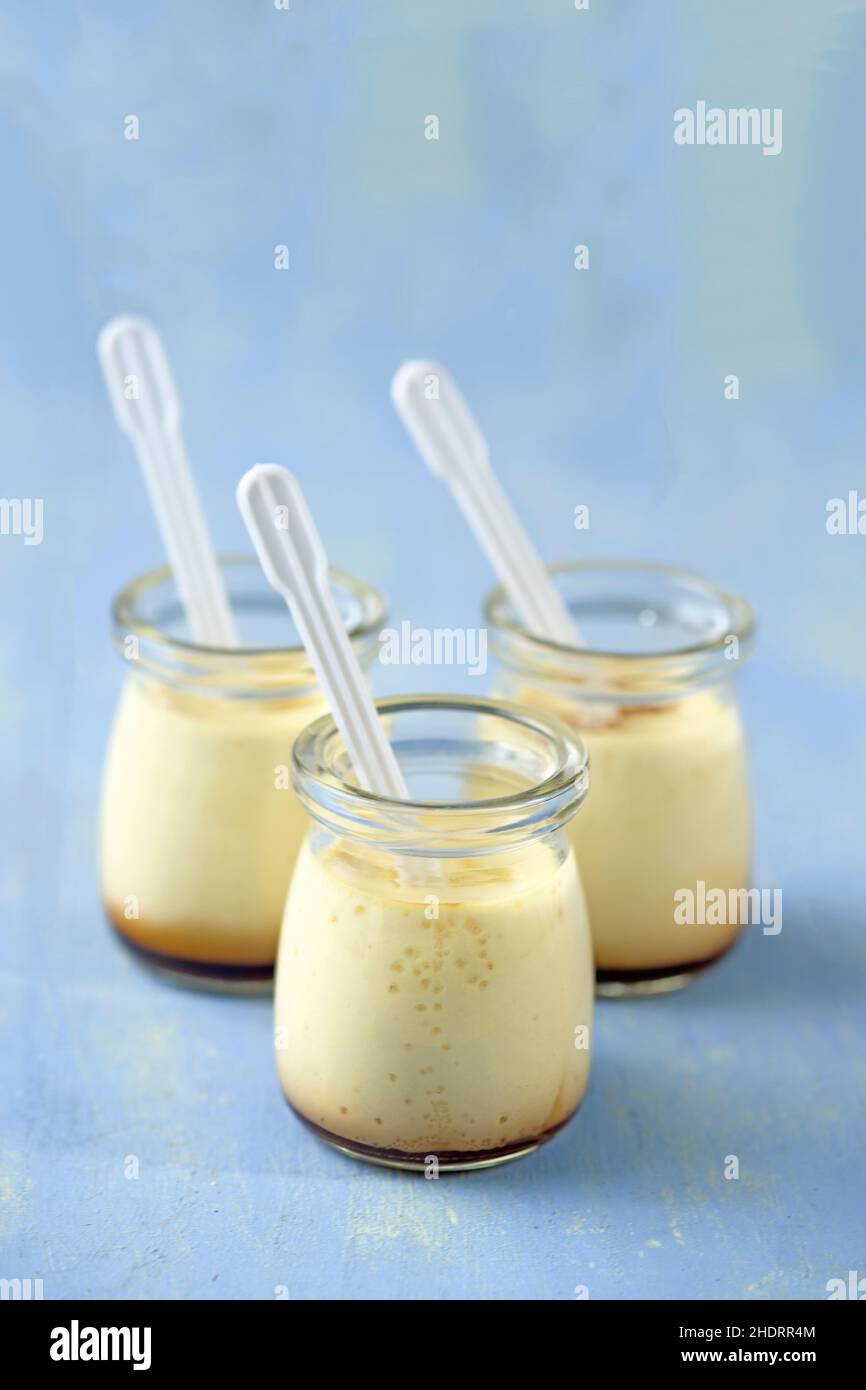 Vertical shot creamy dessert hi-res stock photography and images - Alamy