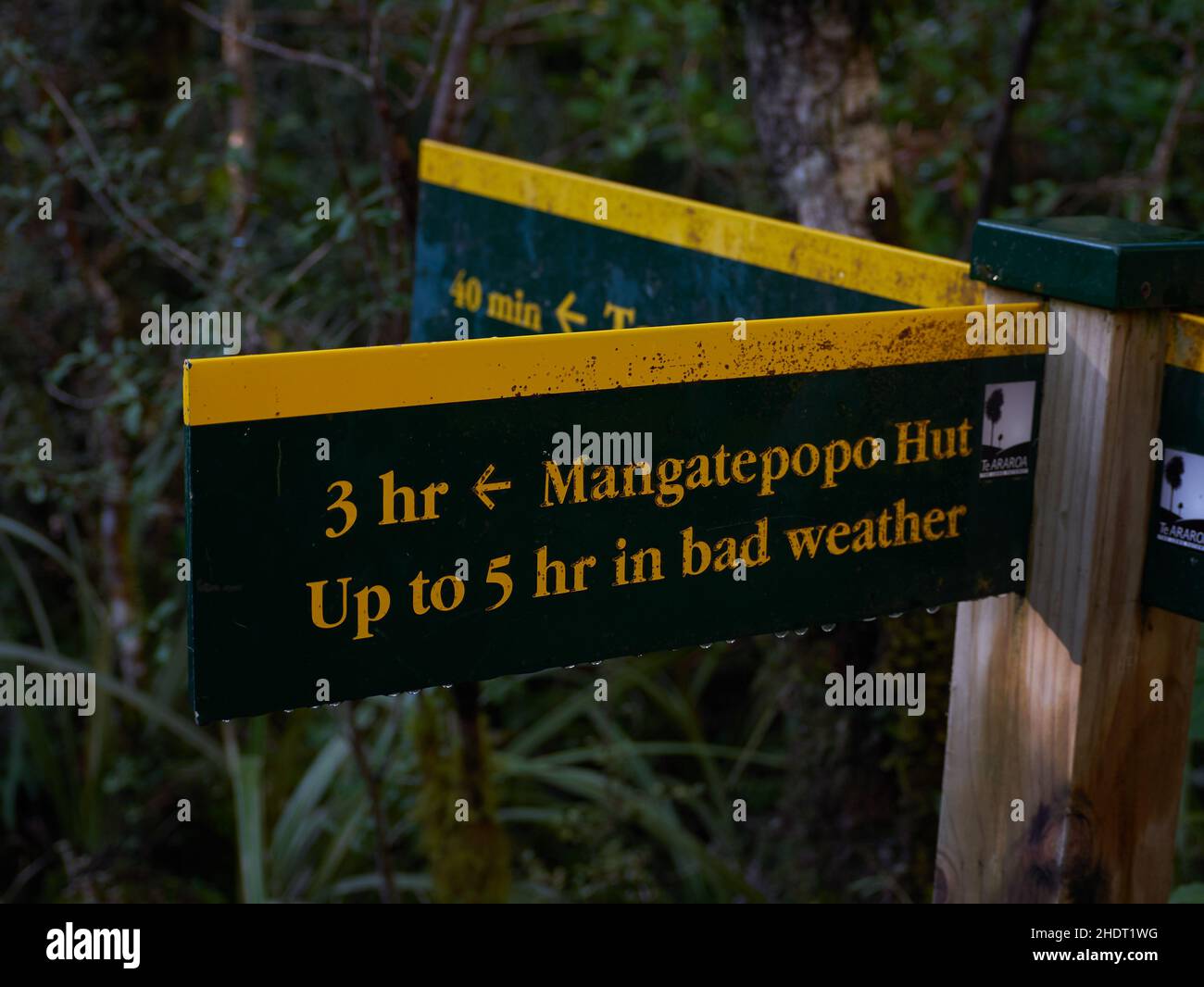Hiking sign in New Zealand Stock Photo - Alamy
