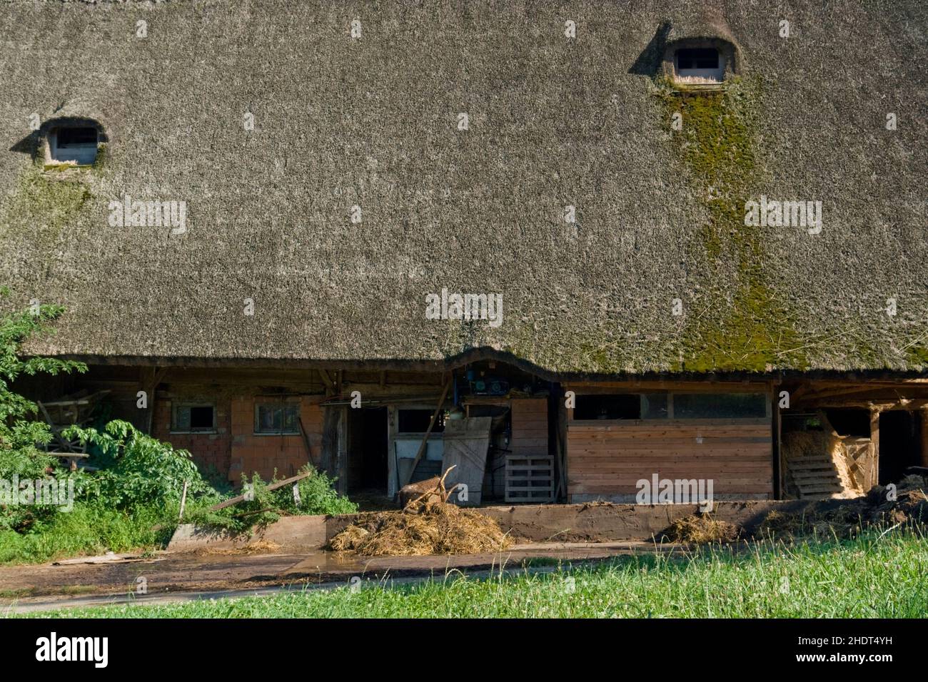 Thatched barns hi-res stock photography and images - Alamy