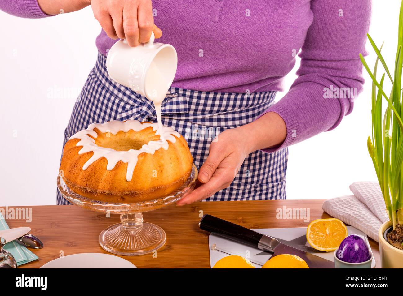 Hands pastry frosting pastries hi-res stock photography and images - Alamy