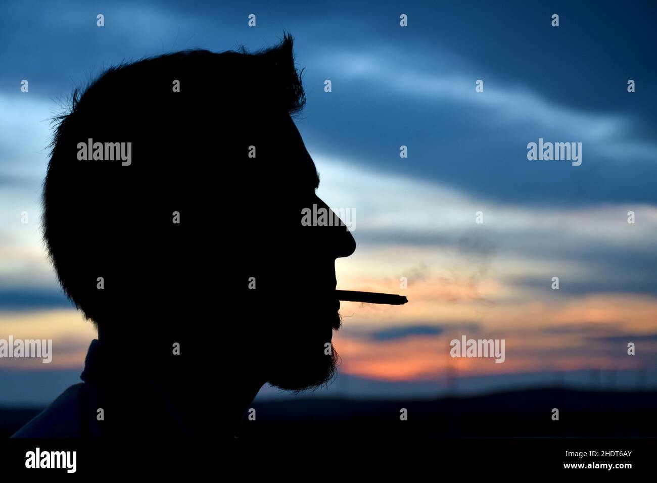 Men smoking outdoor hi-res stock photography and images - Alamy