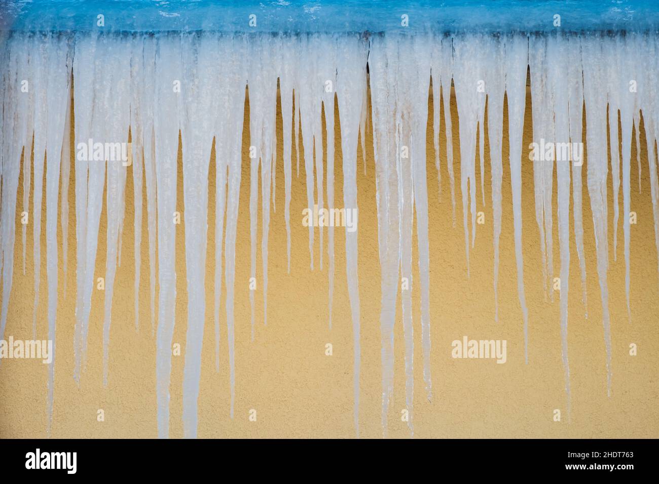 Roofs edge hi-res stock photography and images - Alamy