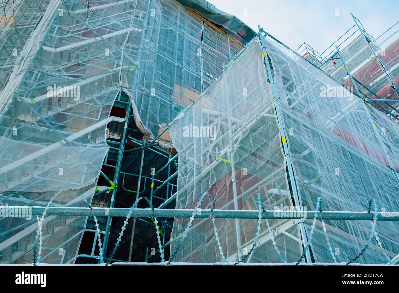 Scaffolding protection tarpaulin hi-res stock photography and images ...