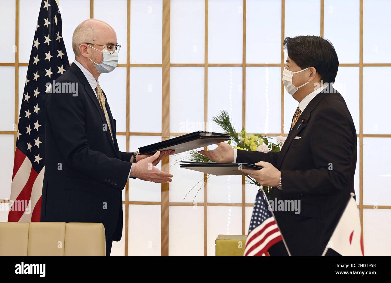 Japanese Foreign Minister Yoshimasa Hayashi (R) and U.S. interim ...