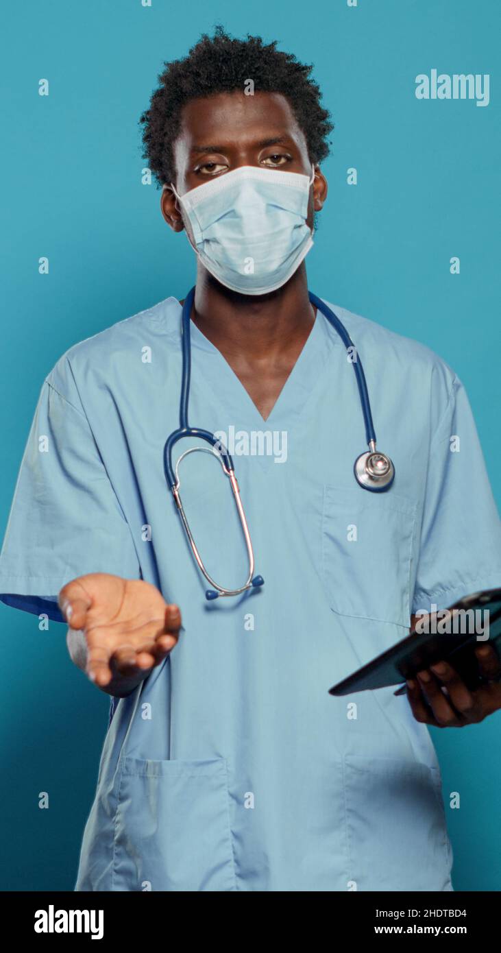 Man nurse with face mask explaining coronavirus epidemic and using ...
