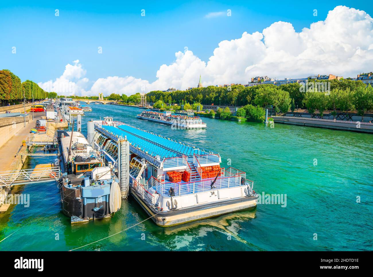 cruise ship, seine, paris, cruise ships, seines Stock Photo - Alamy