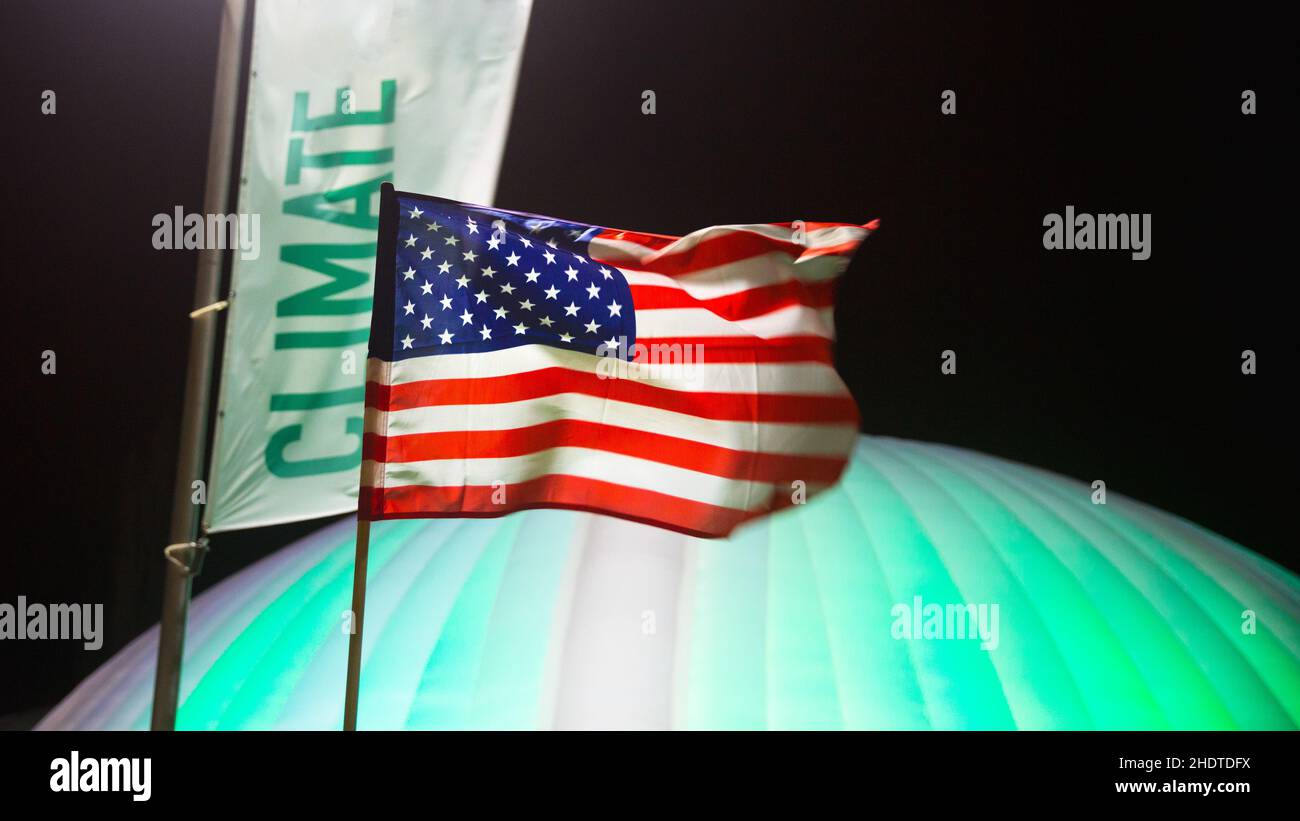 Un climate summit flags hi-res stock photography and images - Alamy