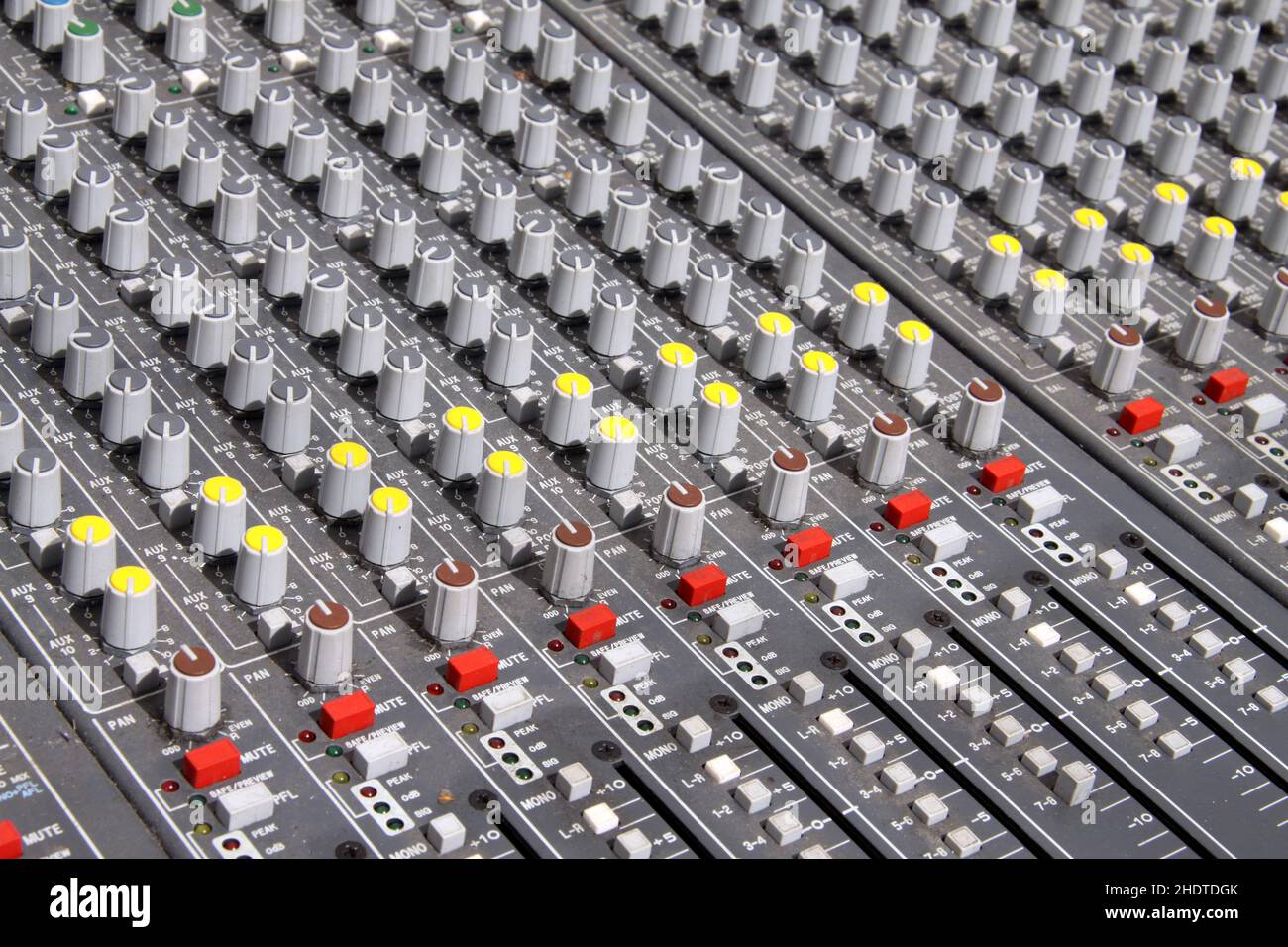 Dj controllers hi-res stock photography and images - Alamy