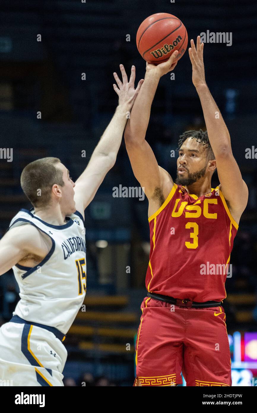 Shoots a three point basket hi-res stock photography and images - Alamy