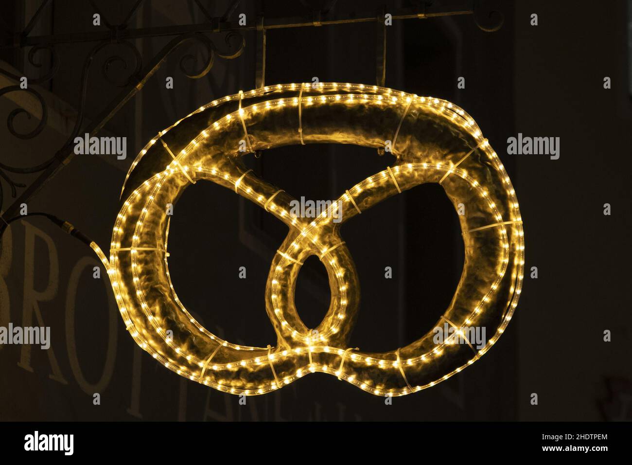 Pretzel Brezel sign neon light Stock Photo - Alamy