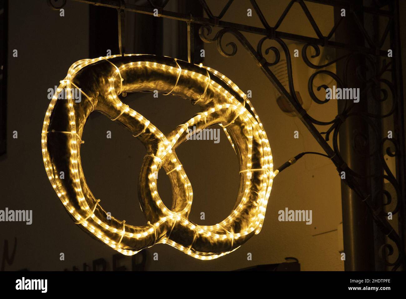 Pretzel Brezel sign neon light Stock Photo - Alamy