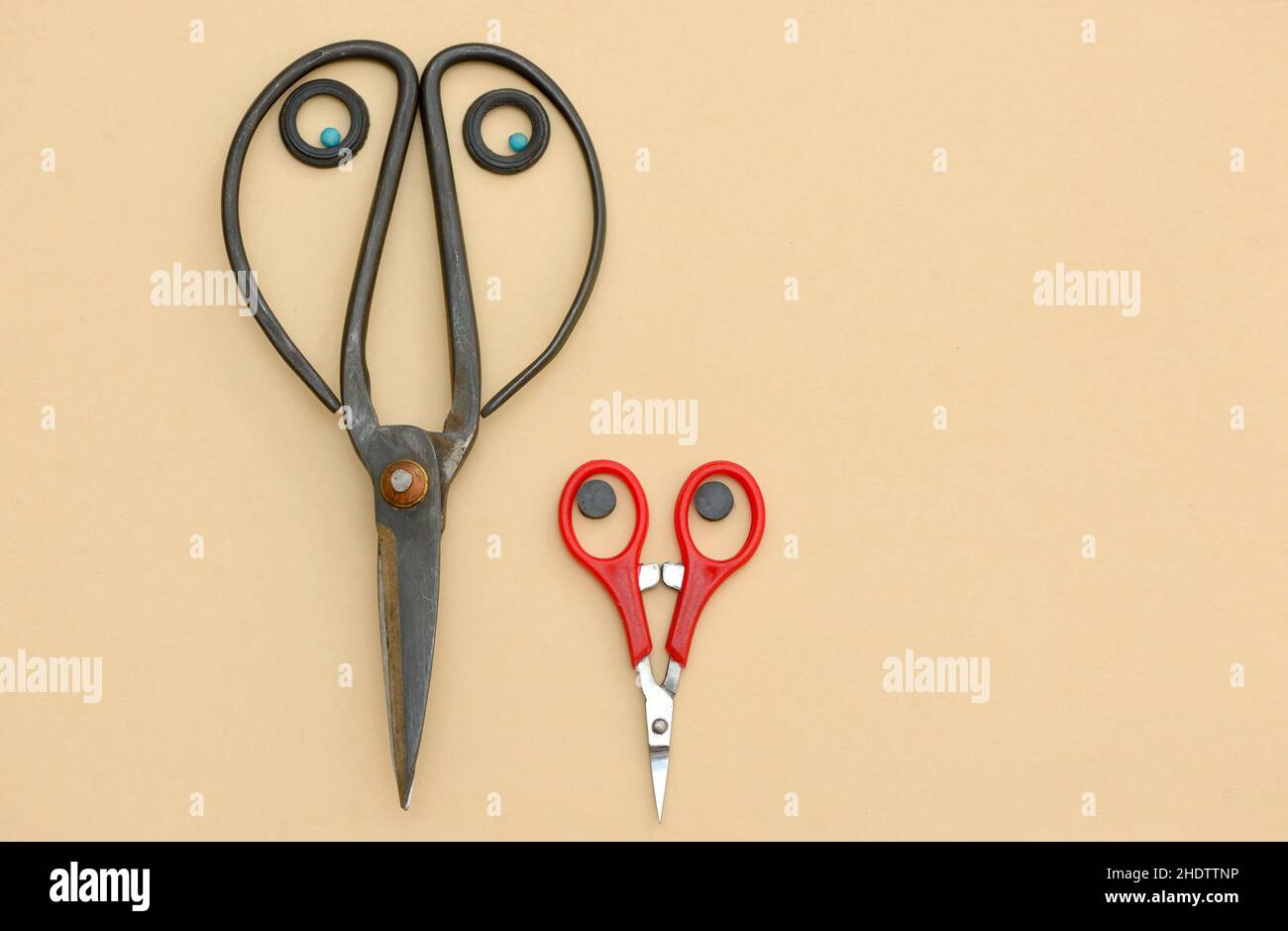 Scissor system hi-res stock photography and images - Alamy