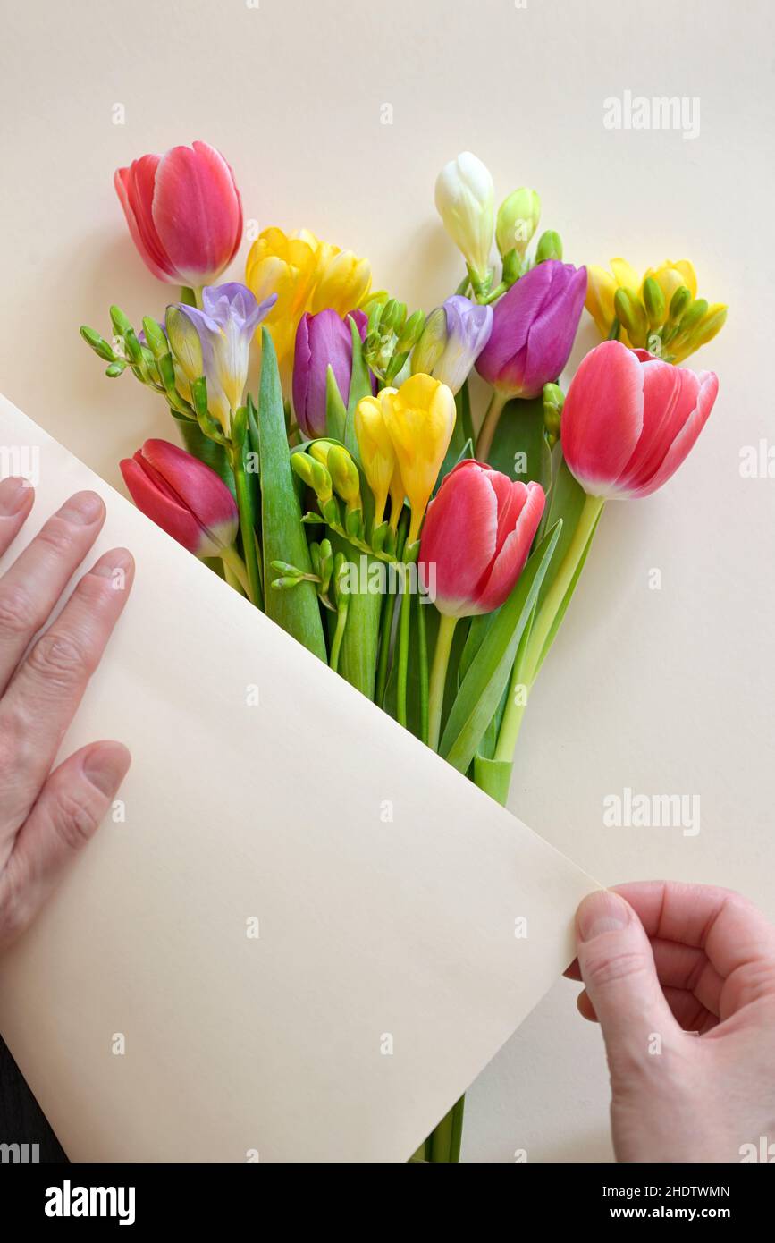 bouquet, packing, wrapping paper, bouquets Stock Photo - Alamy