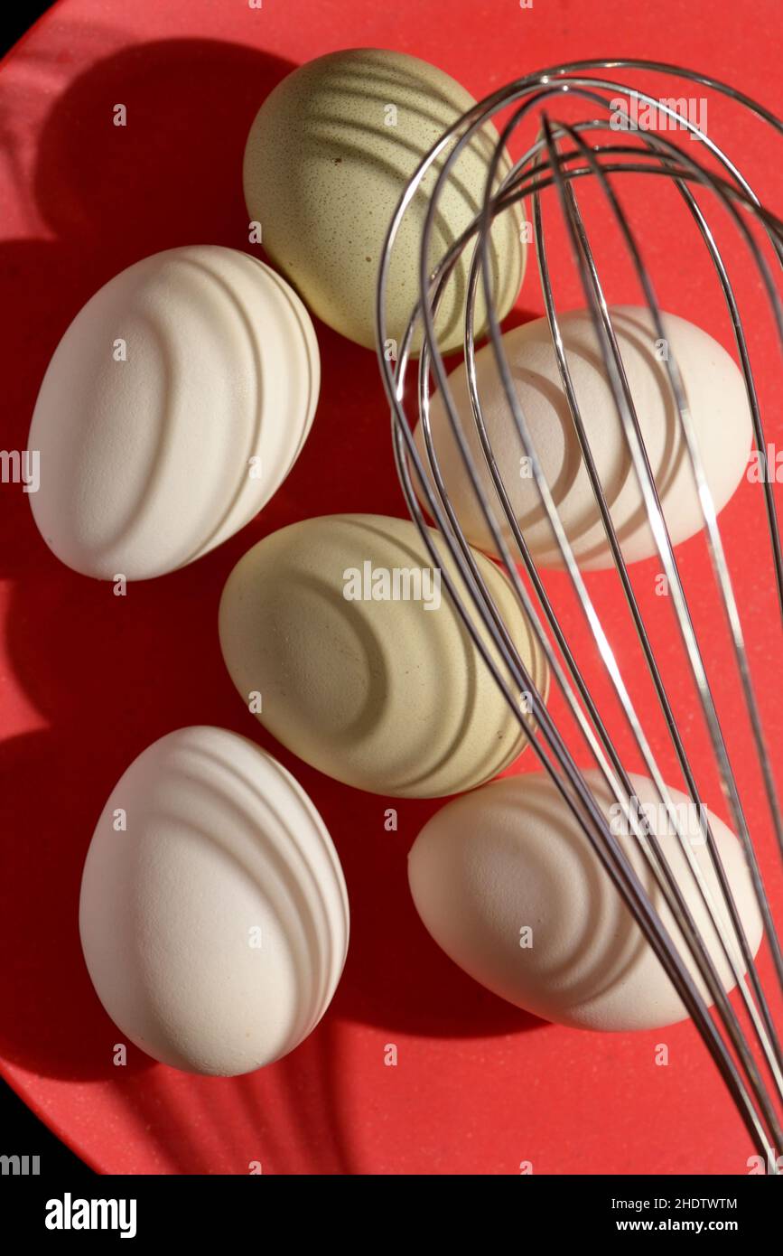 chicken egg, wire whisk, chicken eggs, wire whisks Stock Photo - Alamy