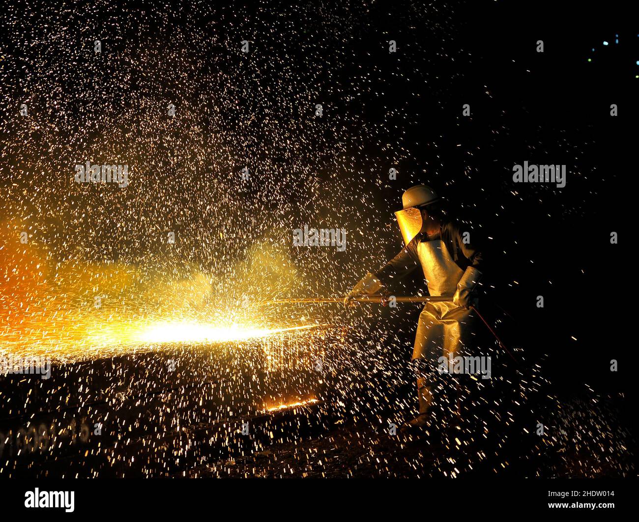 Metalworking sparks hi-res stock photography and images - Alamy