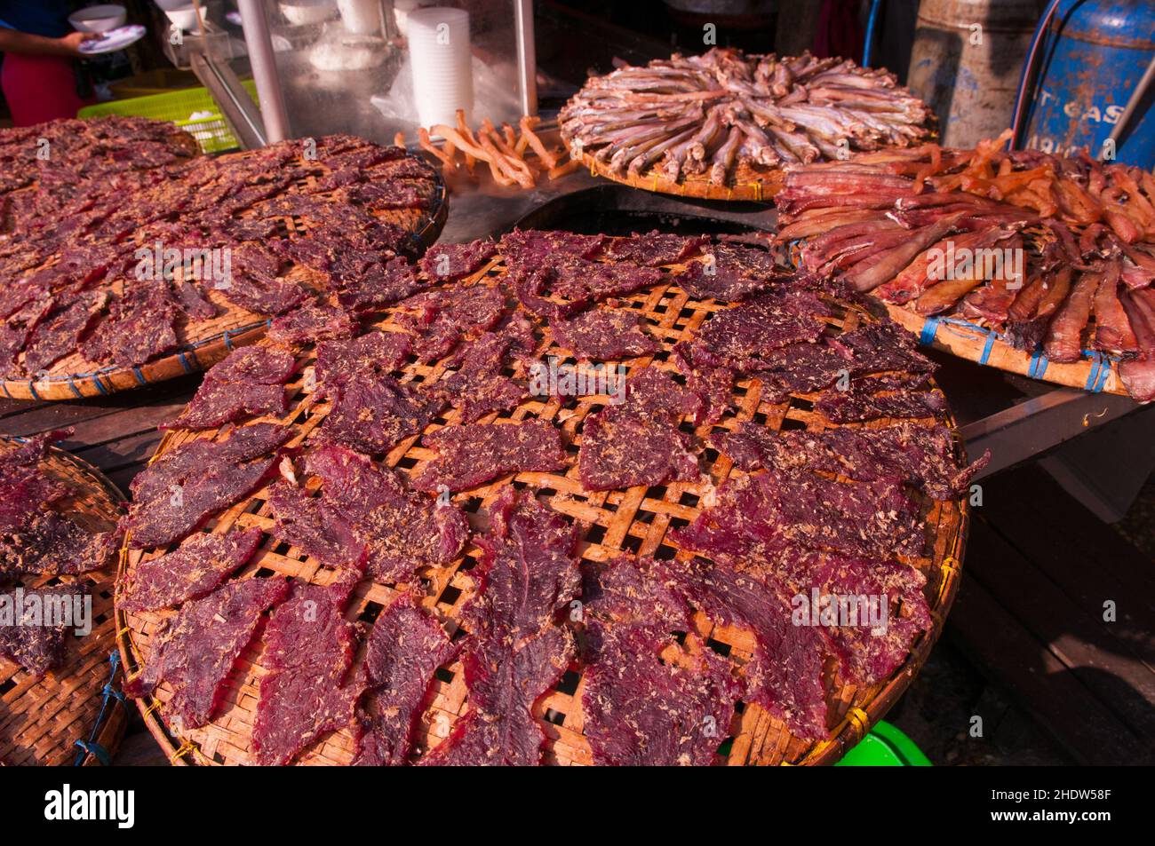 Fish on display trays hi-res stock photography and images - Alamy