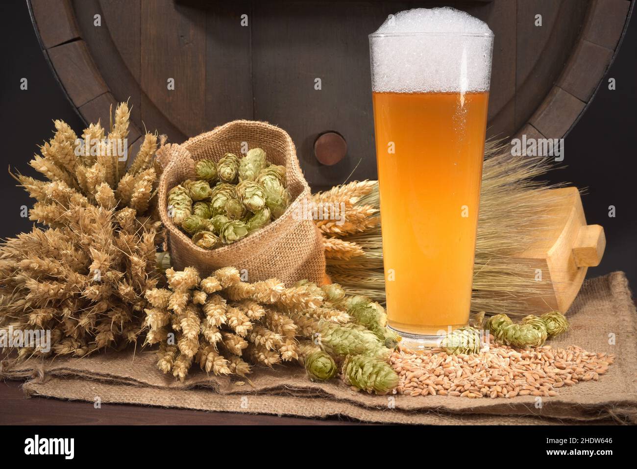Breweries hop hi-res stock photography and images - Alamy