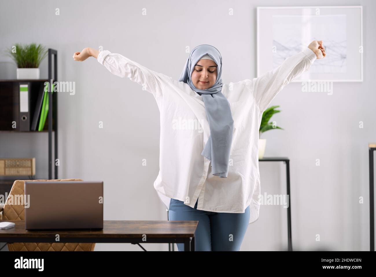 Muslim woman female front desk hi-res stock photography and images - Alamy