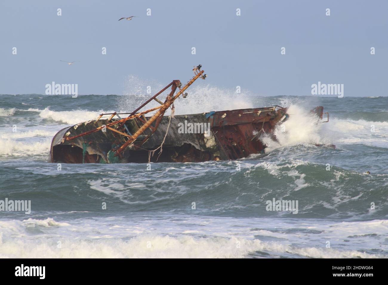 Vector illustration shipwreck sea hi-res stock photography and images ...