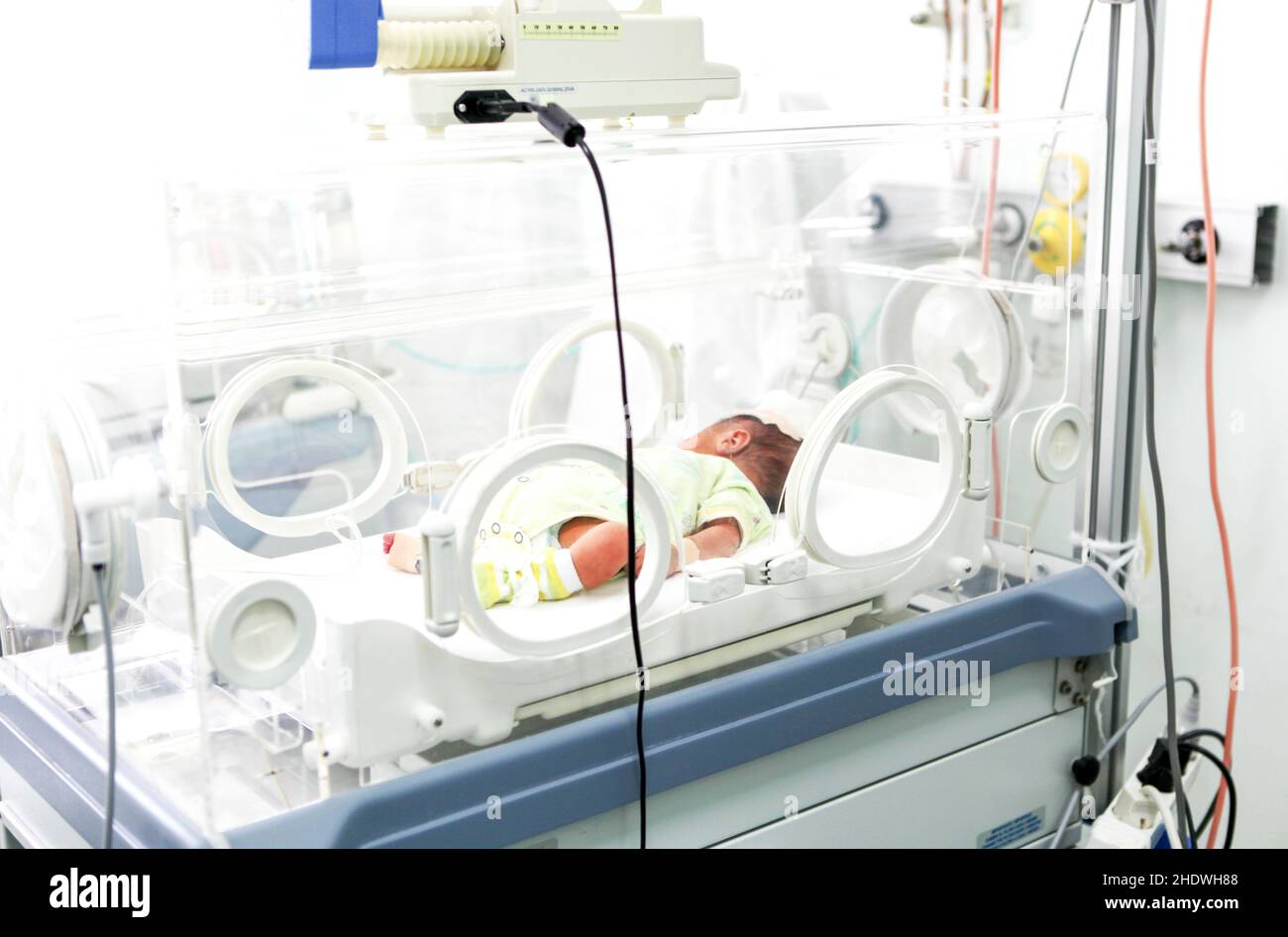 Human baby incubator hi-res stock photography and images - Alamy