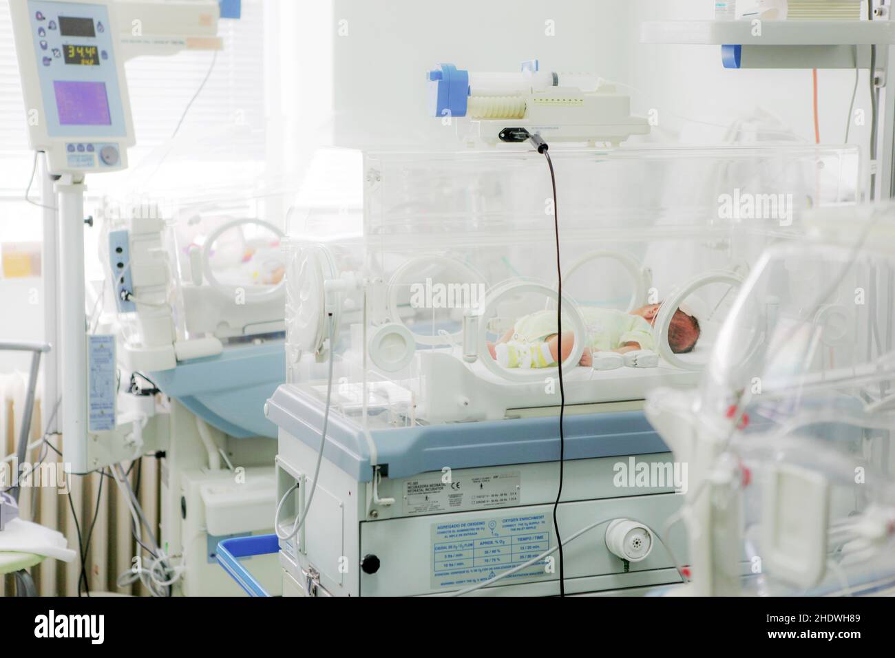 Human baby incubator hi-res stock photography and images - Alamy