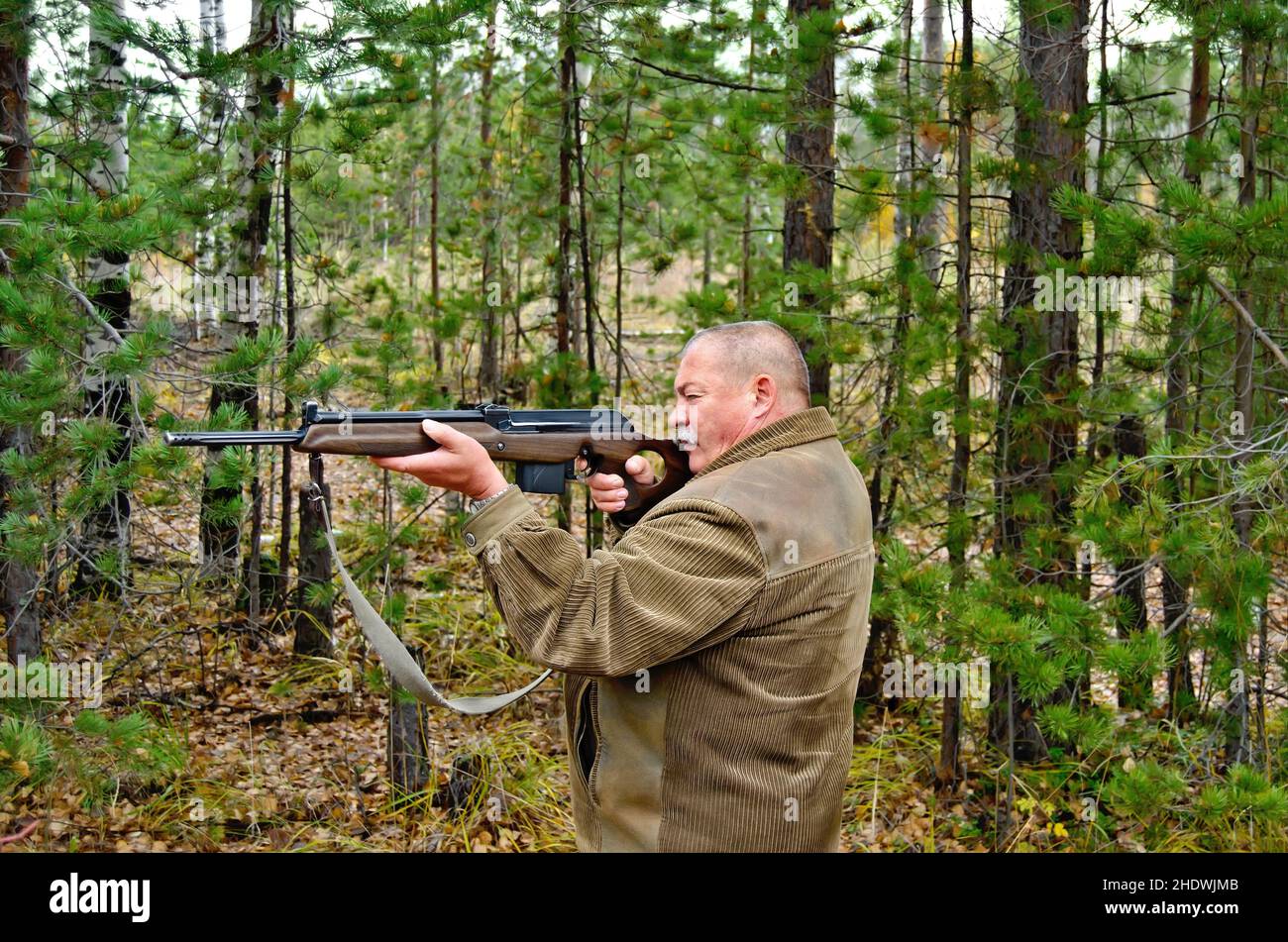 Holding hunting rifles hi-res stock photography and images - Alamy