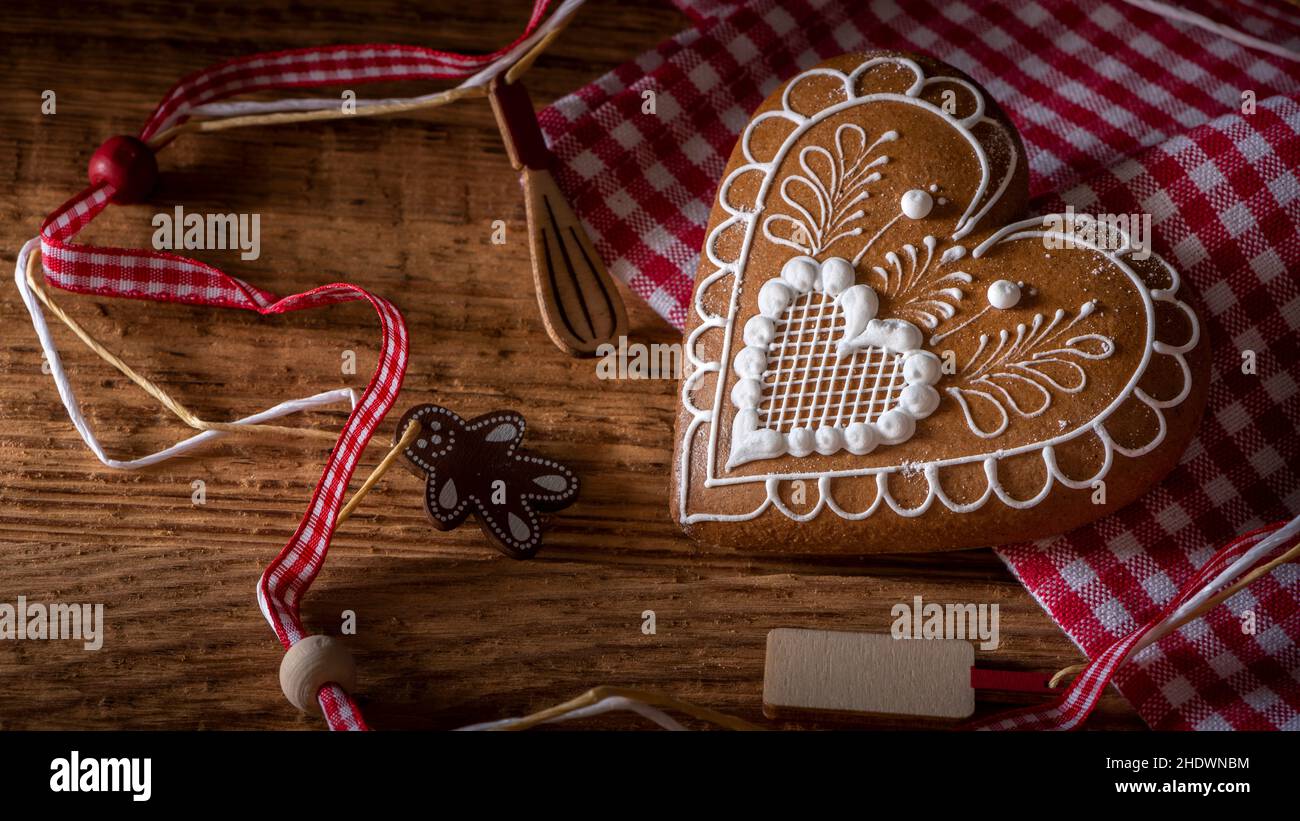 gingerbread heart, gingerbread hearts Stock Photo - Alamy