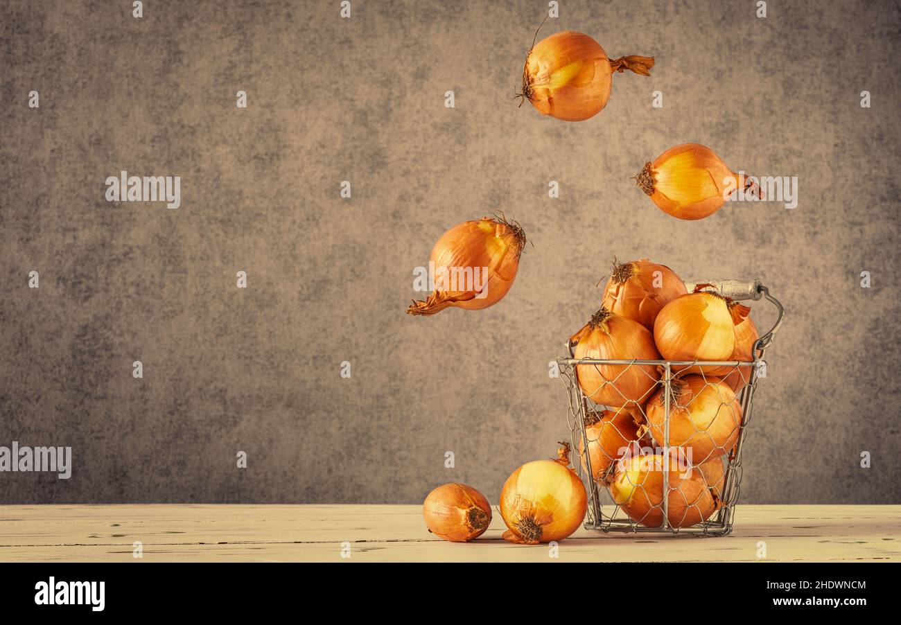 Wire basket onions hi-res stock photography and images - Alamy